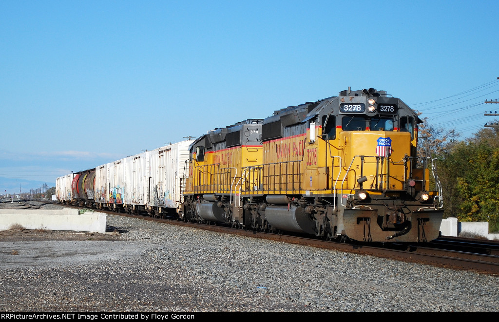 UP 3278 heads east bound with UP local